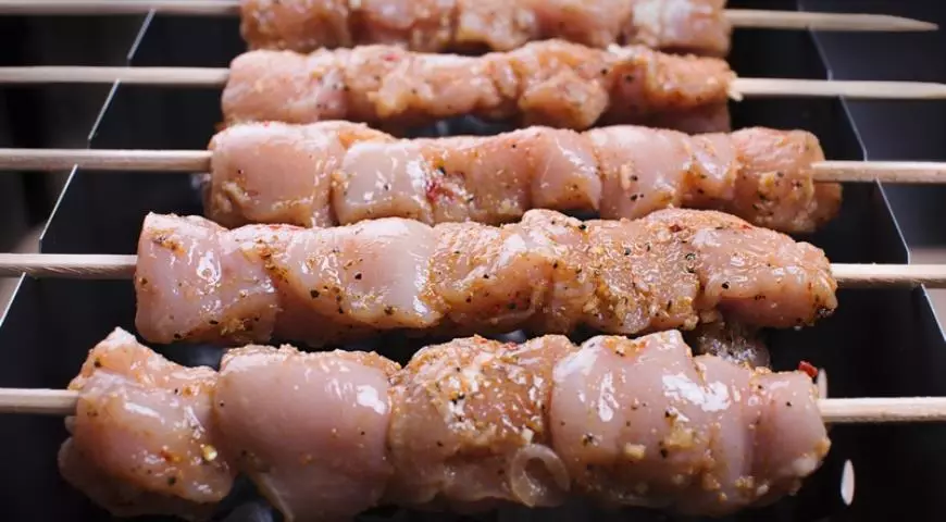 Fry Chicken Kebab v česen-čebuli marinade