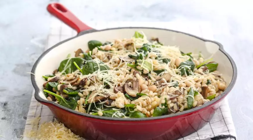 Frijoles con cebada y champiñones, receta paso a paso con fotos.