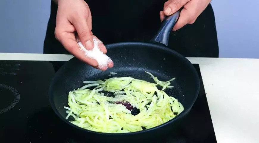 Stock Foto Coking Recipe: Beanen mei koarn en champignons, stap nûmer 2