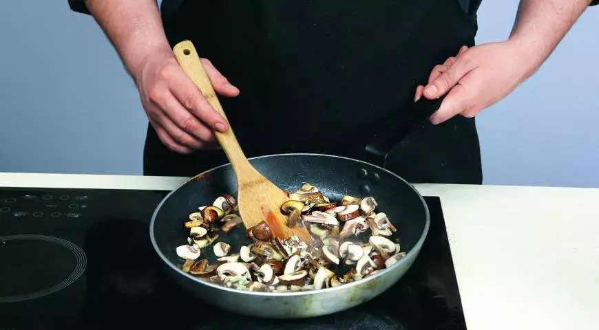 Stock Foto Koeke Recept: Beanen mei koarn en champignons, stap nûmer 3