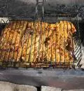 Lay metu daging ing grill grill