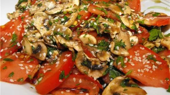 Salad na-ekpo ọkụ na tomato, olu na sedame, usoro nzọụkwụ nzọụkwụ na foto