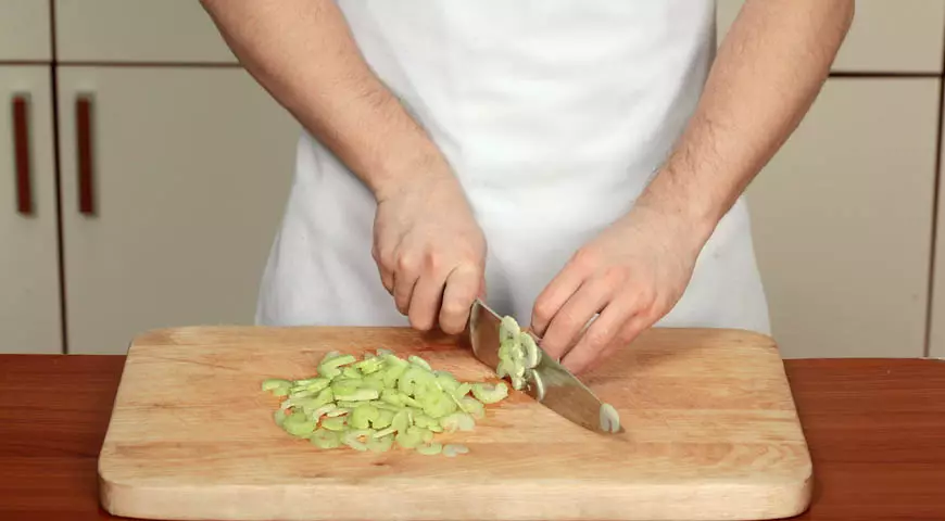 Stock Foto Kuhanje Recipe: Goulash iz govejega mesa v lončkih, koraka številka 1