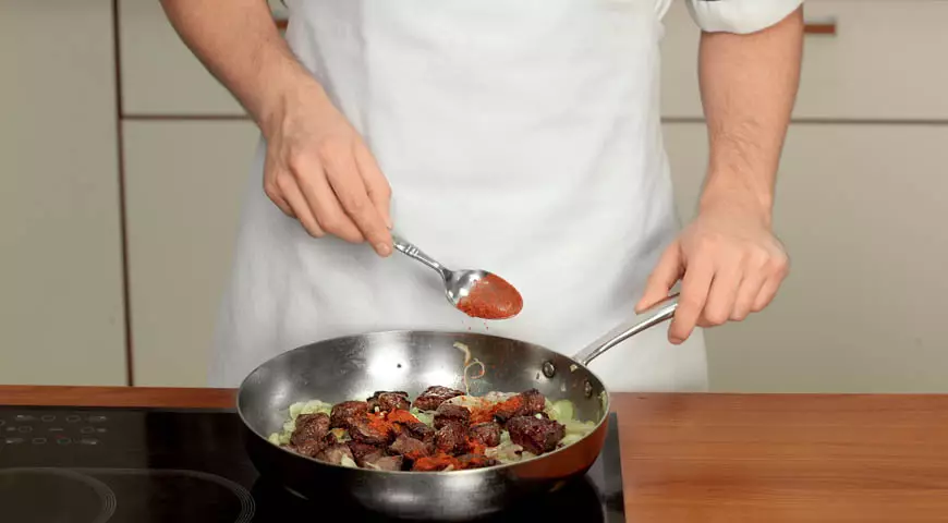 Stock Foto Kuhanje Recipe: Goulash iz govejega mesa v lončkih, stopinjska številka 3