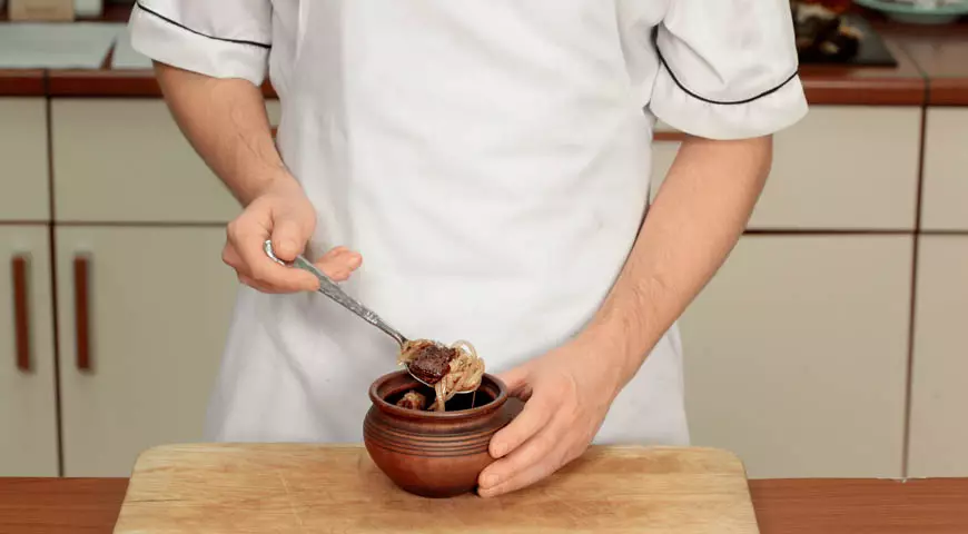 Stock Foto Kuhanje Recipe: Goulash iz govejega mesa v lončkih, korak №4