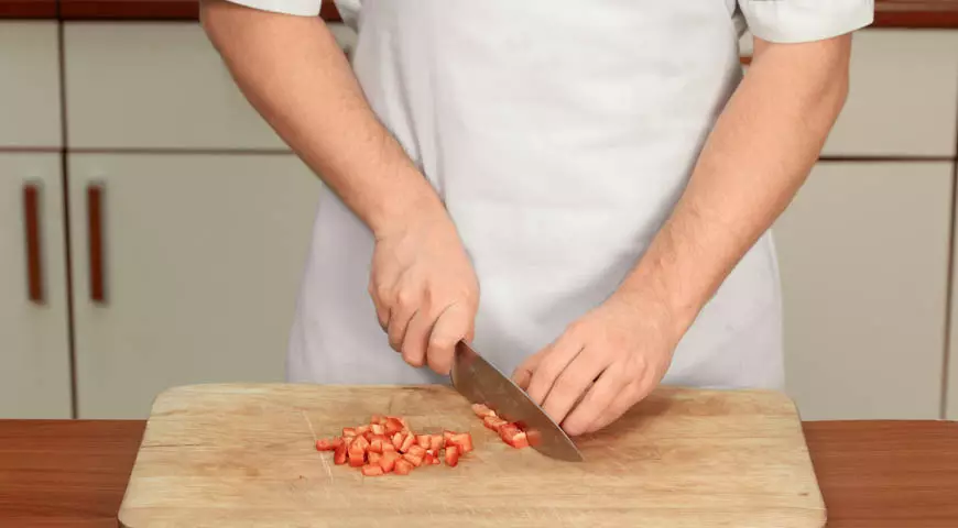 Stock Foto Kuhanje Recipe: Goulash iz govejega mesa v lončkih, Številka koraka 5