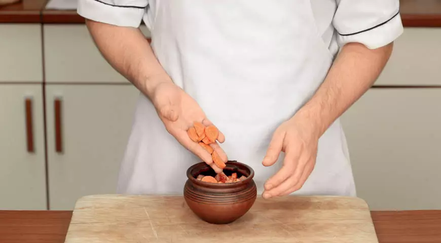 Stock Foto Kuhanje Recipe: Goulash iz govejev lonci, Številka koraka 6