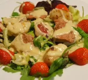 Salat con mousse de hígado de pato, vieira de mar y fresas, receta paso a paso con fotos