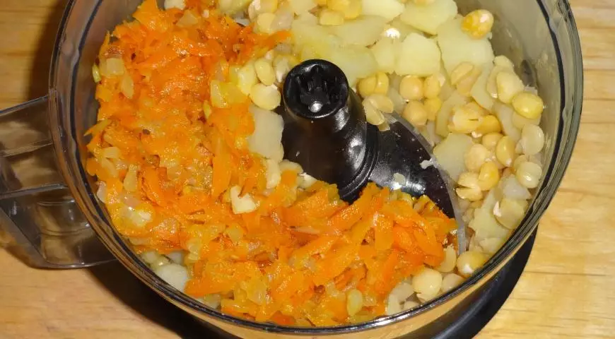 Foto de la preparación de una receta: sopa de verduras de guisantes con galletas, paso número 8