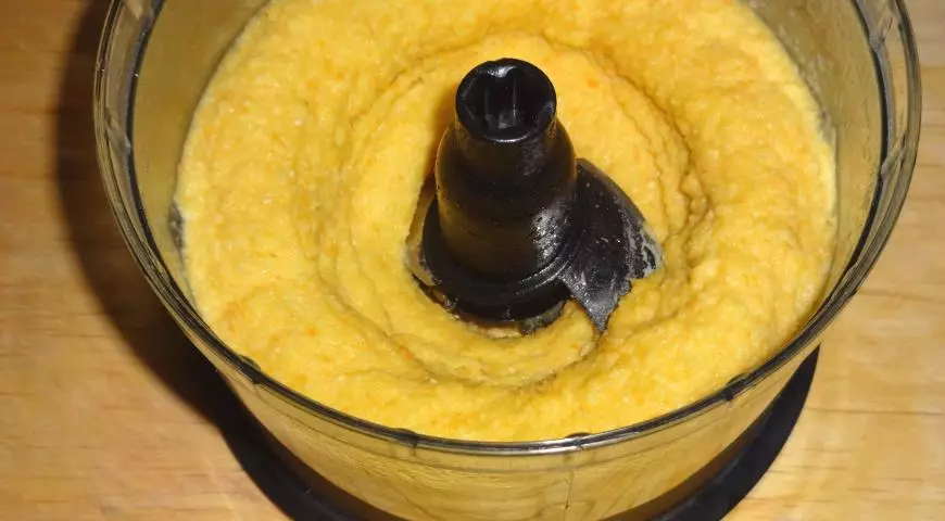 Foto de la preparación de una receta: sopa de verduras de guisantes con galletas, paso número 9