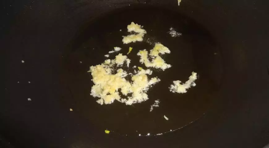 Foto de stock Receta de cocina: sopa de verduras de guisantes con galletas, paso número 12