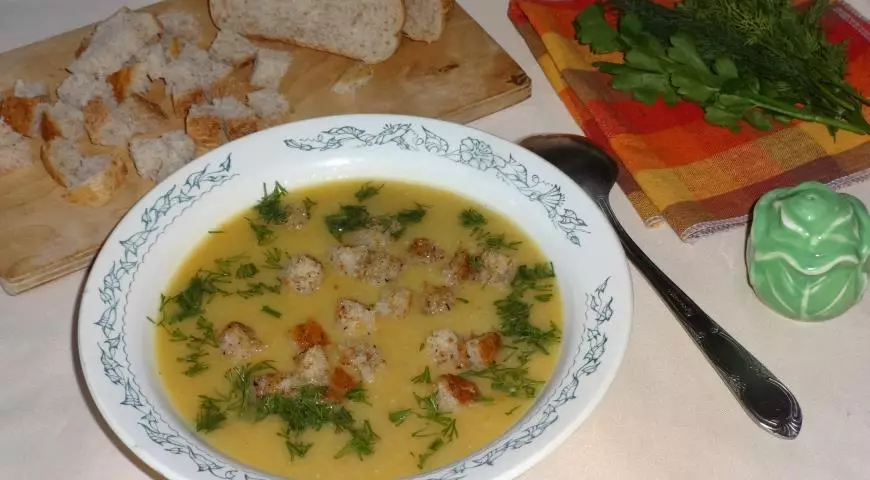 Foto de stock Receta de cocina: sopa de verduras de guisantes con galletas, paso №14