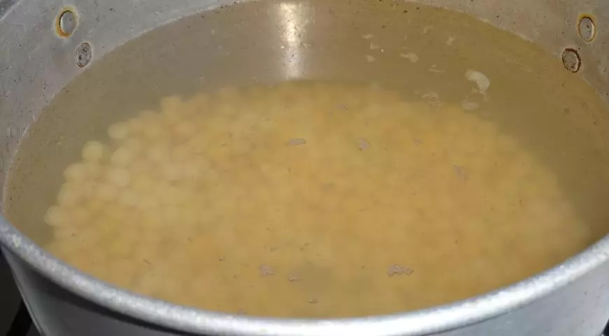 Foto de la preparación de la receta: sopa de verduras de guisantes con galletas, paso número 2