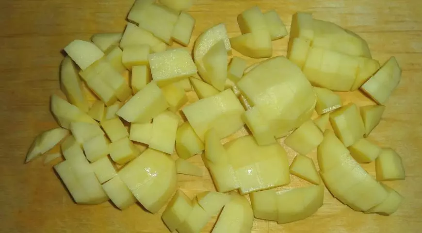 Foto de stock Receta de cocina: sopa de verduras de guisantes con galletas, paso número 3