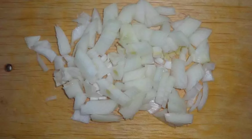 Foto de stock Receta de cocina: sopa de verduras de guisantes con galletas, paso número 5