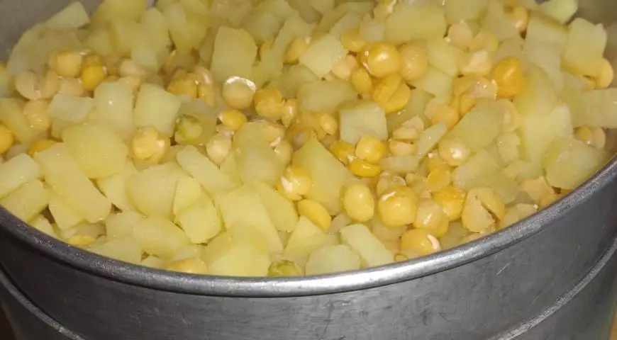 Foto de stock Receta de cocina: sopa de verduras de guisantes con galletas, paso número 7