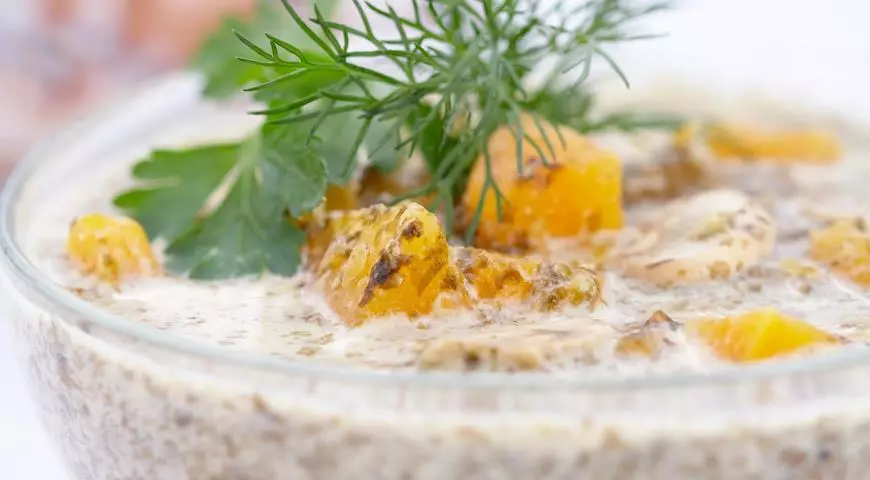 Sopa de repolho marinho com cogumelos e abóbora