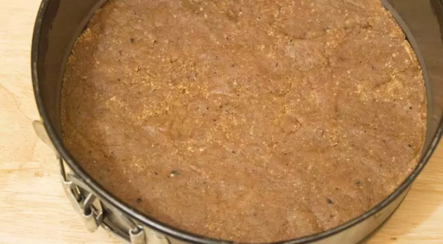 Facciamo la base della farina d'avena per la torta di formaggio della zucca-caramello