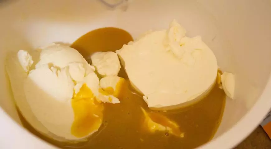 Nella massa di zucca-caramello aggiungere formaggio cagliata, polvere di zucchero, tintura e battito