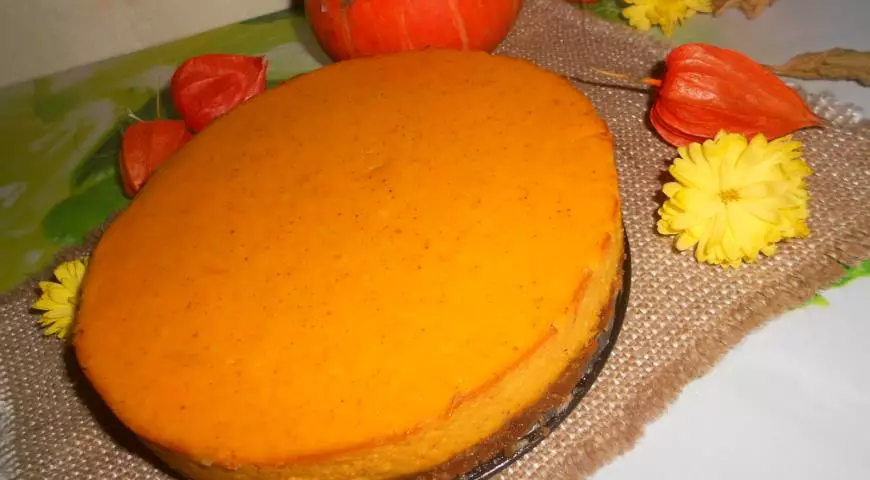 Cooking sweet pumpkin cheesecake with cottage cheese