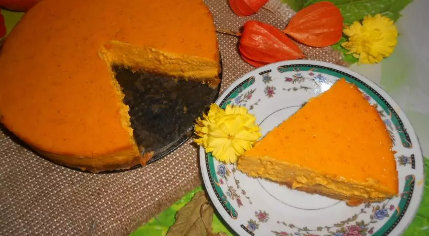 Pumpkin cheesecake with cottage cheese cool and apply to the table