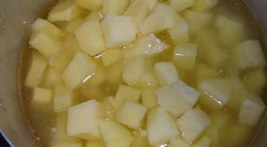 Foto della preparazione della ricetta: stufato di patate e pollo, step №4