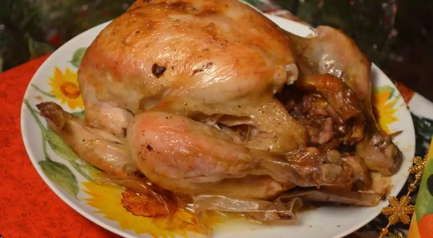 Chicken mimli bil-granati u l-ġobon, lesti għall-għalf