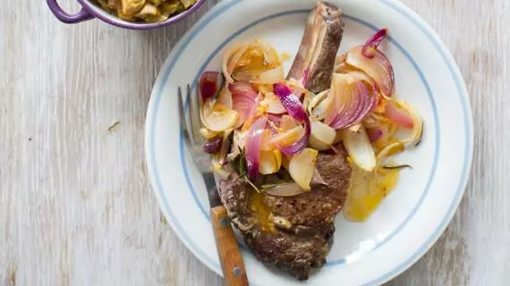 Raga de tres cebollas a la carne, receta paso a paso con fotos.