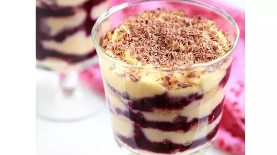 Tiramisu med orange sirup og sort-core puree, trin-for-trin opskrift med fotos