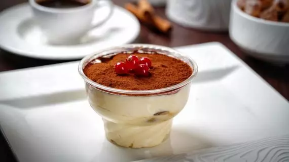 Tiramisu dengan minuman keras dan rum, resipi langkah demi langkah dengan foto