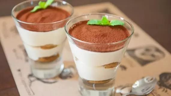 کریم کے ساتھ Tiramisu، تصاویر کے ساتھ قدم بہ قدم ہدایت