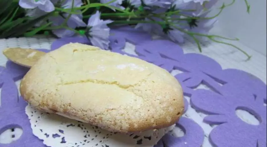 Hornee las galletas de Saboyardi en forma de una paleta en el horno.