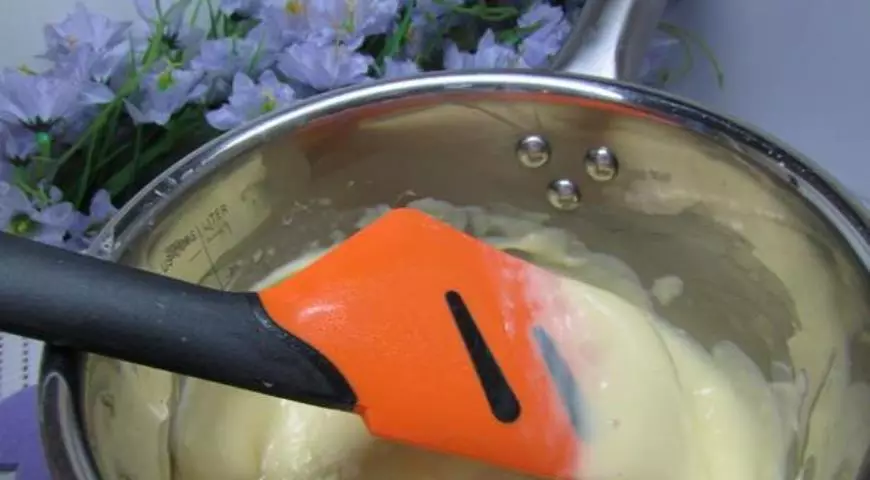 Wir bereiten den Vanillepudding vor, in gekochter Milch setzen wir Eigelb mit Zucker und Stärke ein