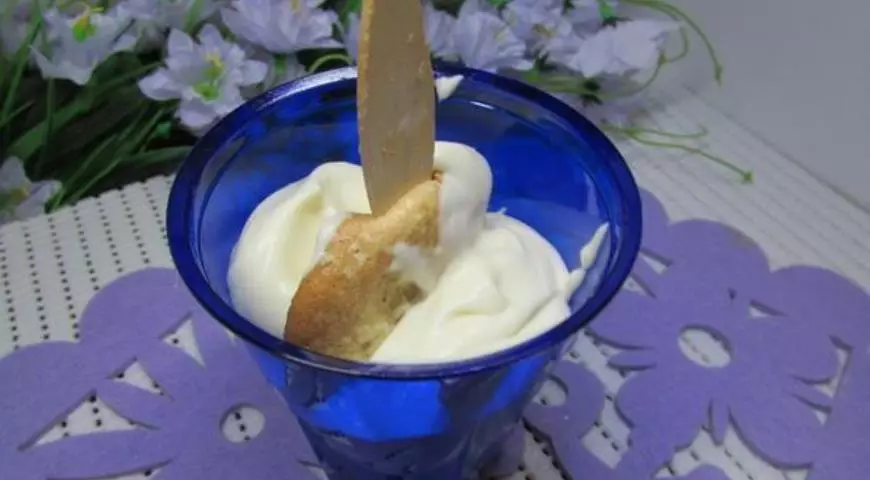 Uma xícara de metade de sorvete de enchimento, insira um chopstick cookies