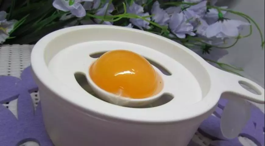 પ્રોટીનથી અલગ yolks