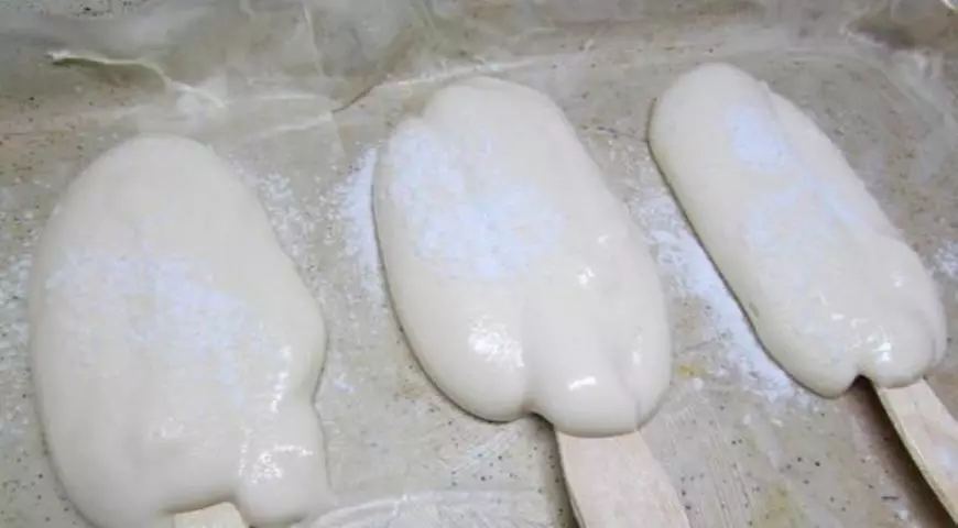 En el papel de panadería colocó los palos de helado y colocan la masa sobre ellos.