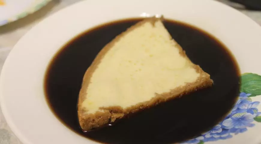 Ibubo ang gamut sa pinuga nga kape alang sa paghimo sa Tiramisu