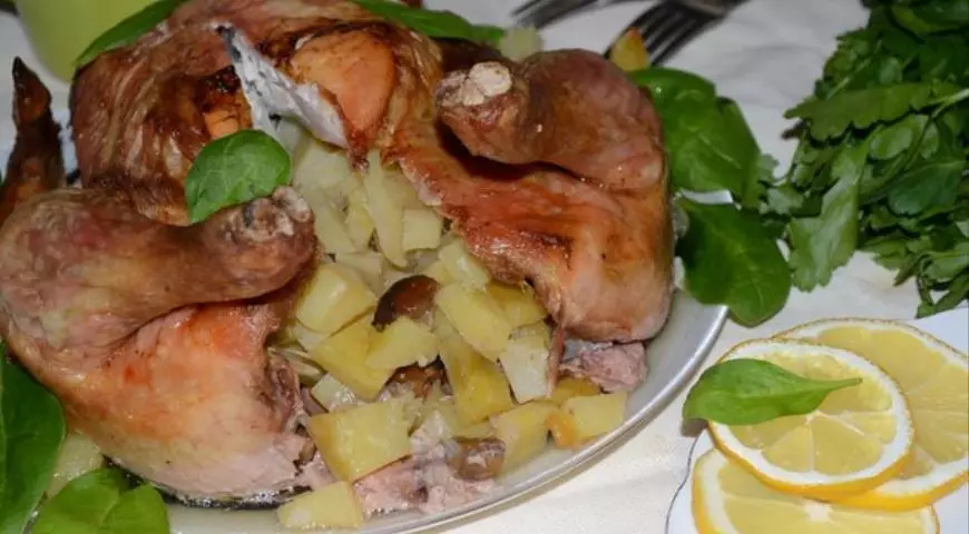 Piščanec, polnjen s krompirjem in gobami