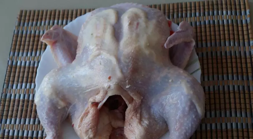 Mix den Ueleg mat Knuewelek a lubricate e Poulet Carcass ënner der Haut