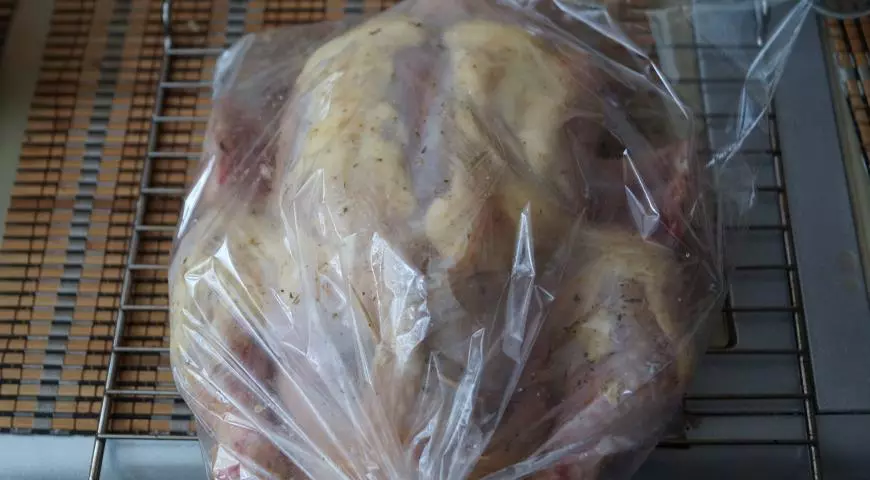 Fëllt de Pouletkakakfaker of, a baken an der Hülse fir 30 Minutten