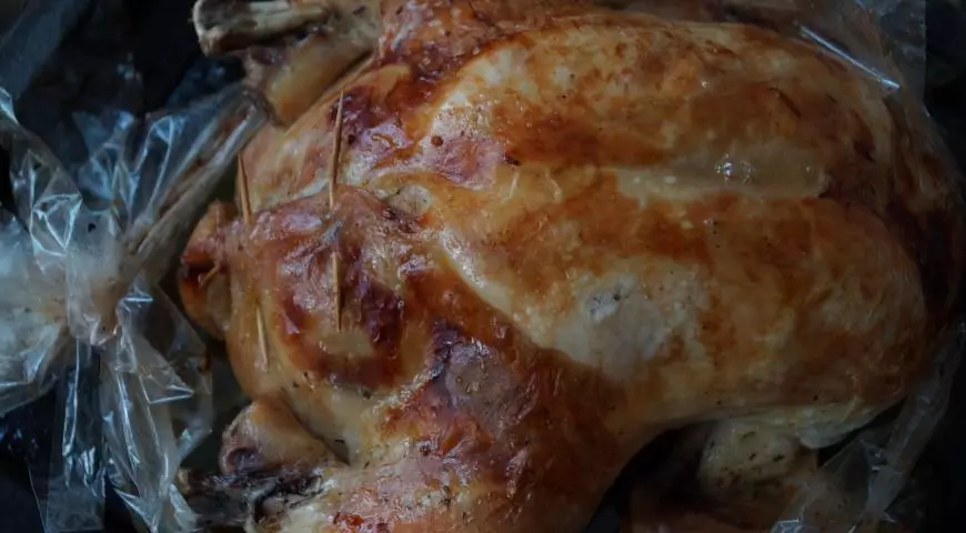 Sprëtzen e Poulet Carcass saisonal a baken op eng gëllene Krust