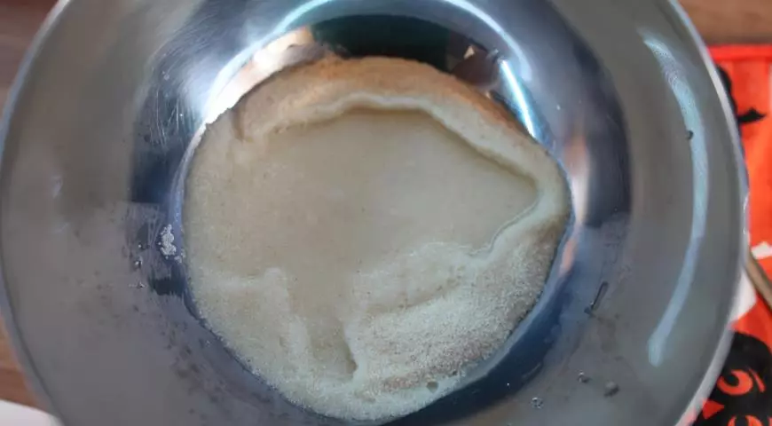 Cociña unha semolina para cociñar panqueiques de lavandería