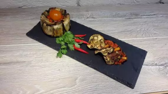 Mozzarella CheeseとMushrooms Chanterellesを持つナスからのラザニア、写真とステップバイステップのレシピ