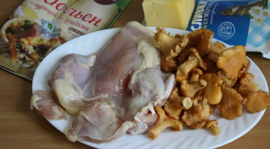 Preparar los ingredientes para Julien con pollo y chanterelles.