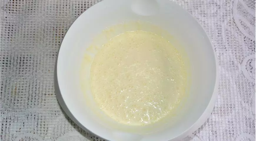 Mix the cottage cheese with sour cream and sugar