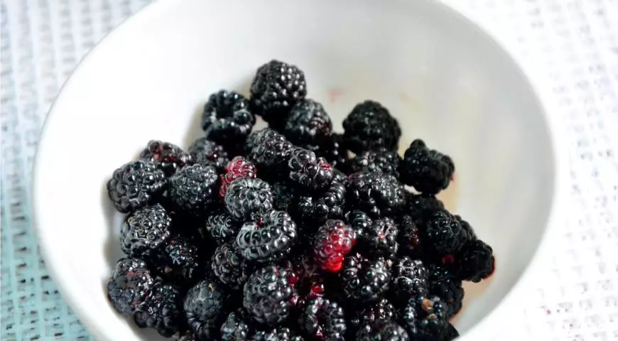 Rinse berries for making mousse from jel