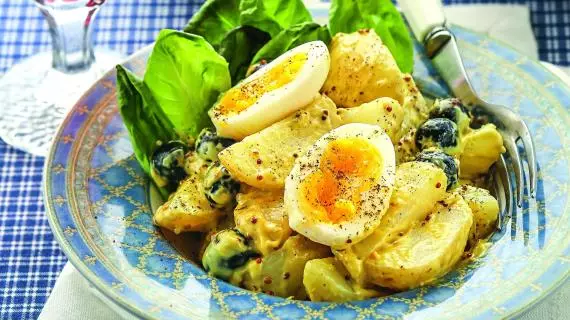 Ensalada quente con ovos cesar e patacas cocidas, receita paso a paso con fotos