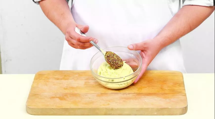 Fotó főzési recept: meleg saláta, kizáró tojással és sült burgonyával, 2. lépéssel