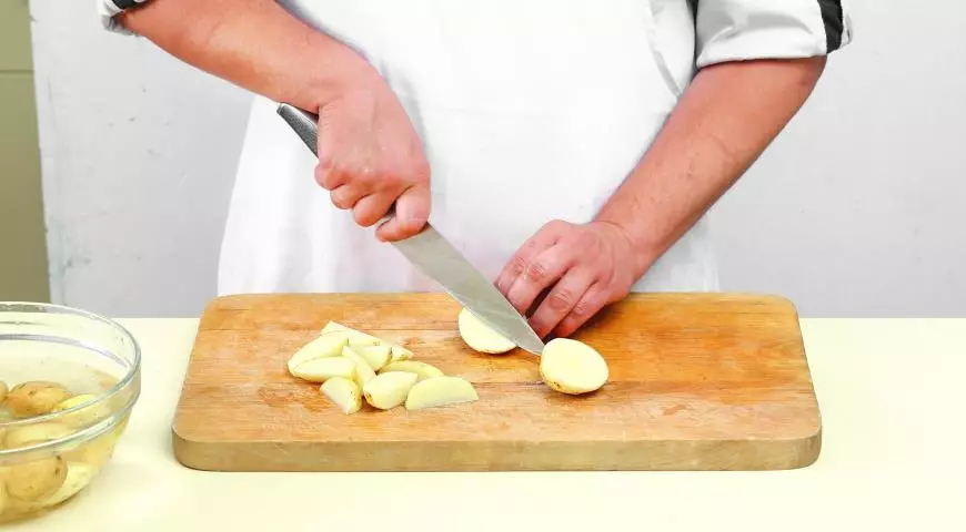 Ritratt tal-preparazzjoni tar-riċetta: insalata sħuna bil-bajd Ceskens u patata moħmija, numru pass 3