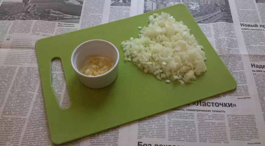 炒めた玉ねぎと植物油のニンニクを炒めました